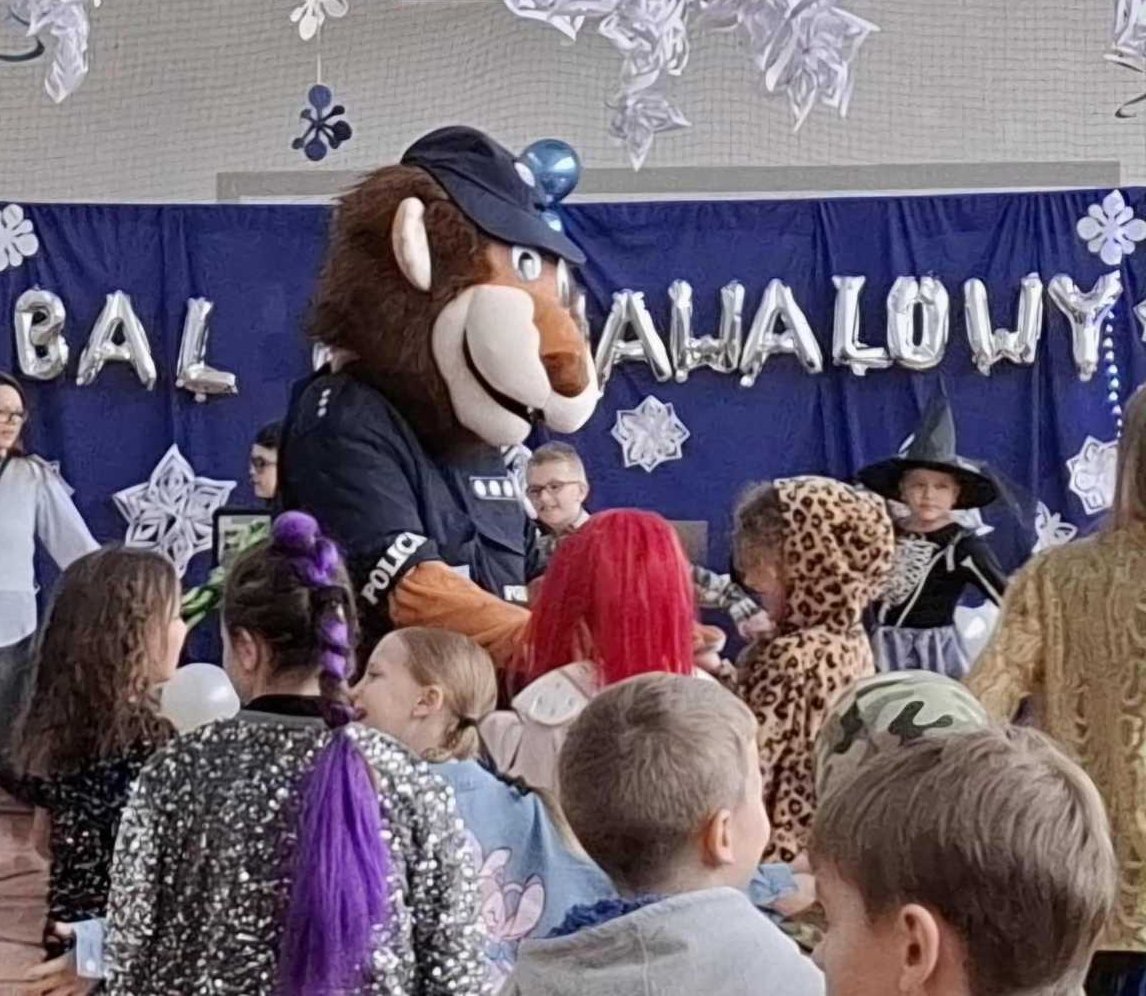Komisarz Lew z wizytą u najmłodszych podczas zabawy karnawałowej ...