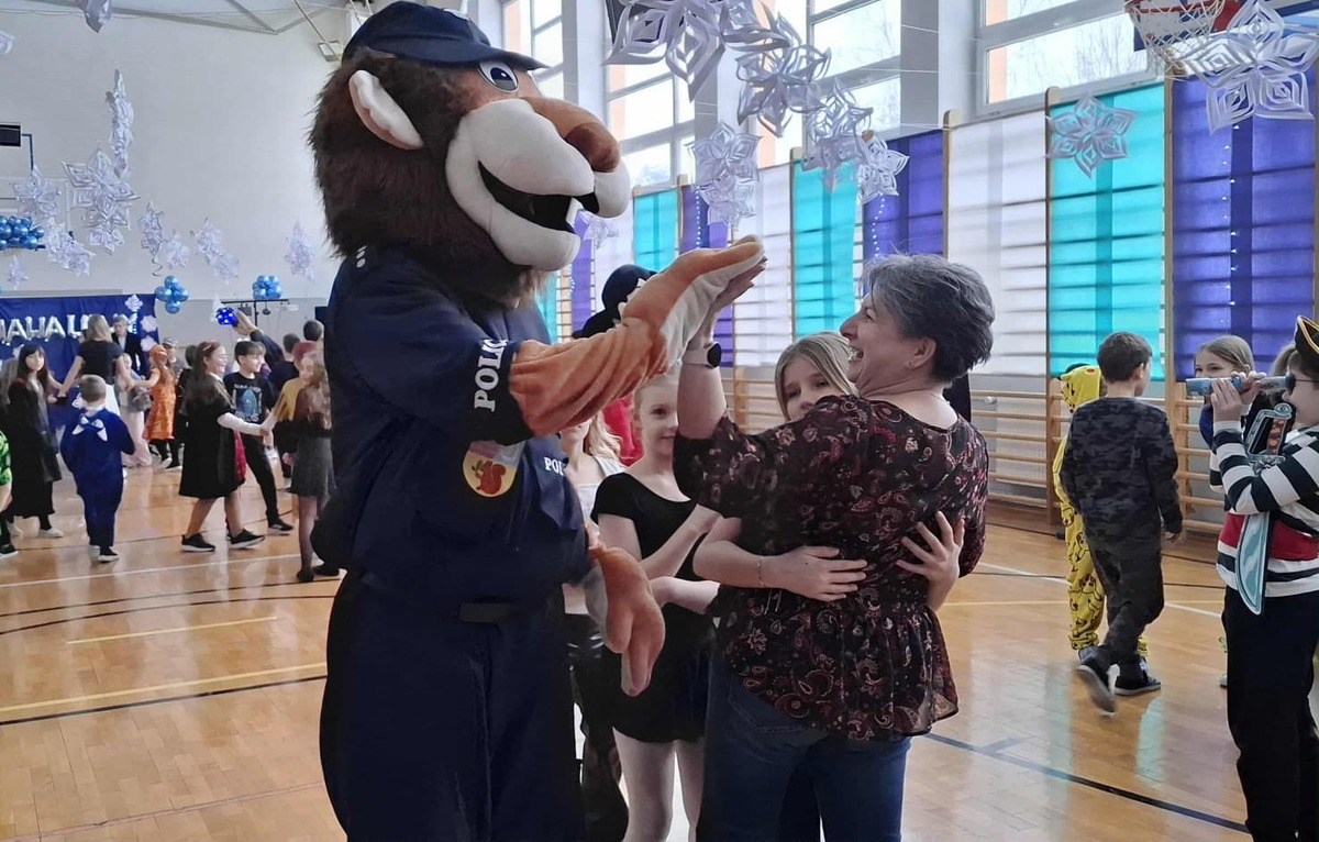 Komisarz Lew z wizytą u najmłodszych podczas zabawy karnawałowej ...