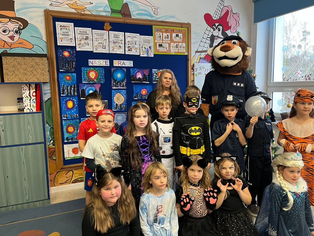 Komisarz Lew z wizytą u najmłodszych podczas zabawy karnawałowej ...